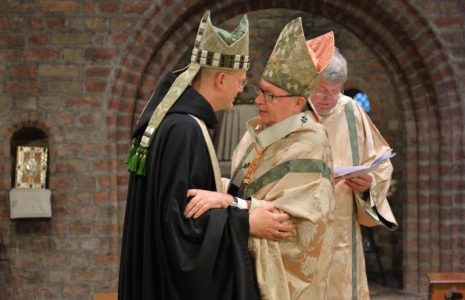Dom Henry Vesseur O.S.B. ontvangt abtszegen van kardinaal Eijk ...