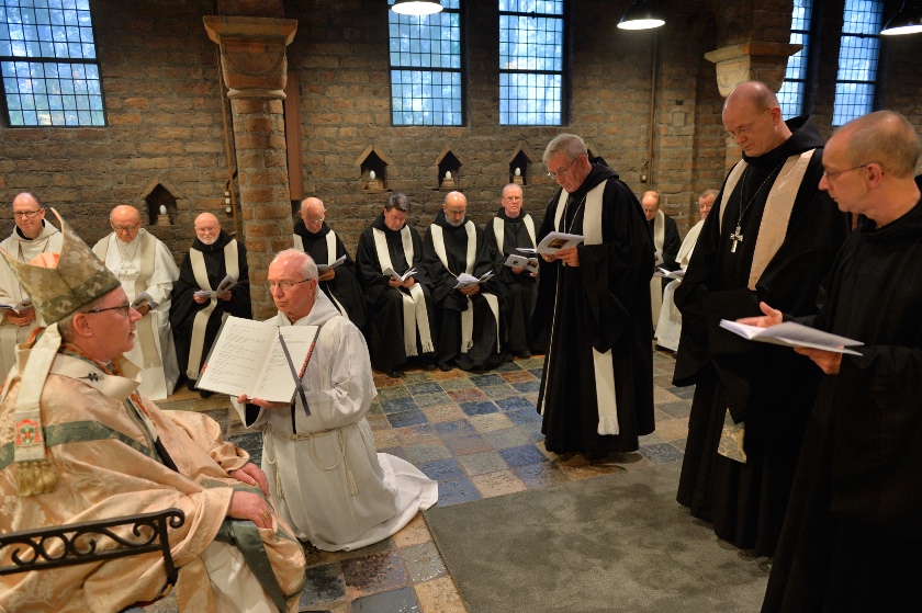 Dom Henry Vesseur O.S.B. ontvangt abtszegen van kardinaal Eijk ...