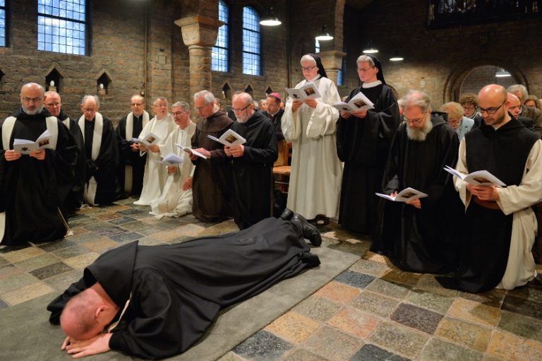 Dom Henry Vesseur O.S.B. ontvangt abtszegen van kardinaal Eijk ...