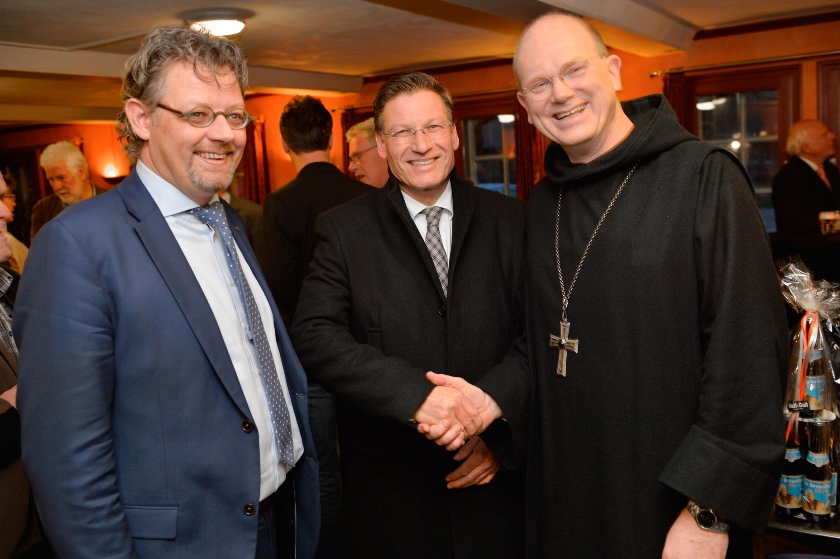 Dom Henry Vesseur O.S.B. ontvangt abtszegen van kardinaal Eijk ...