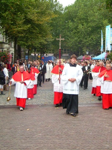 St. Willibrordprocessie trekt door Utrechtse binnenstad - Aartsbisdom