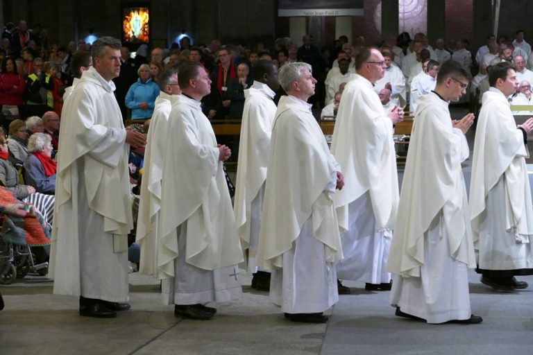 Mgr. Woorts hoofdcelebrant in Internationale Mis - Aartsbisdom