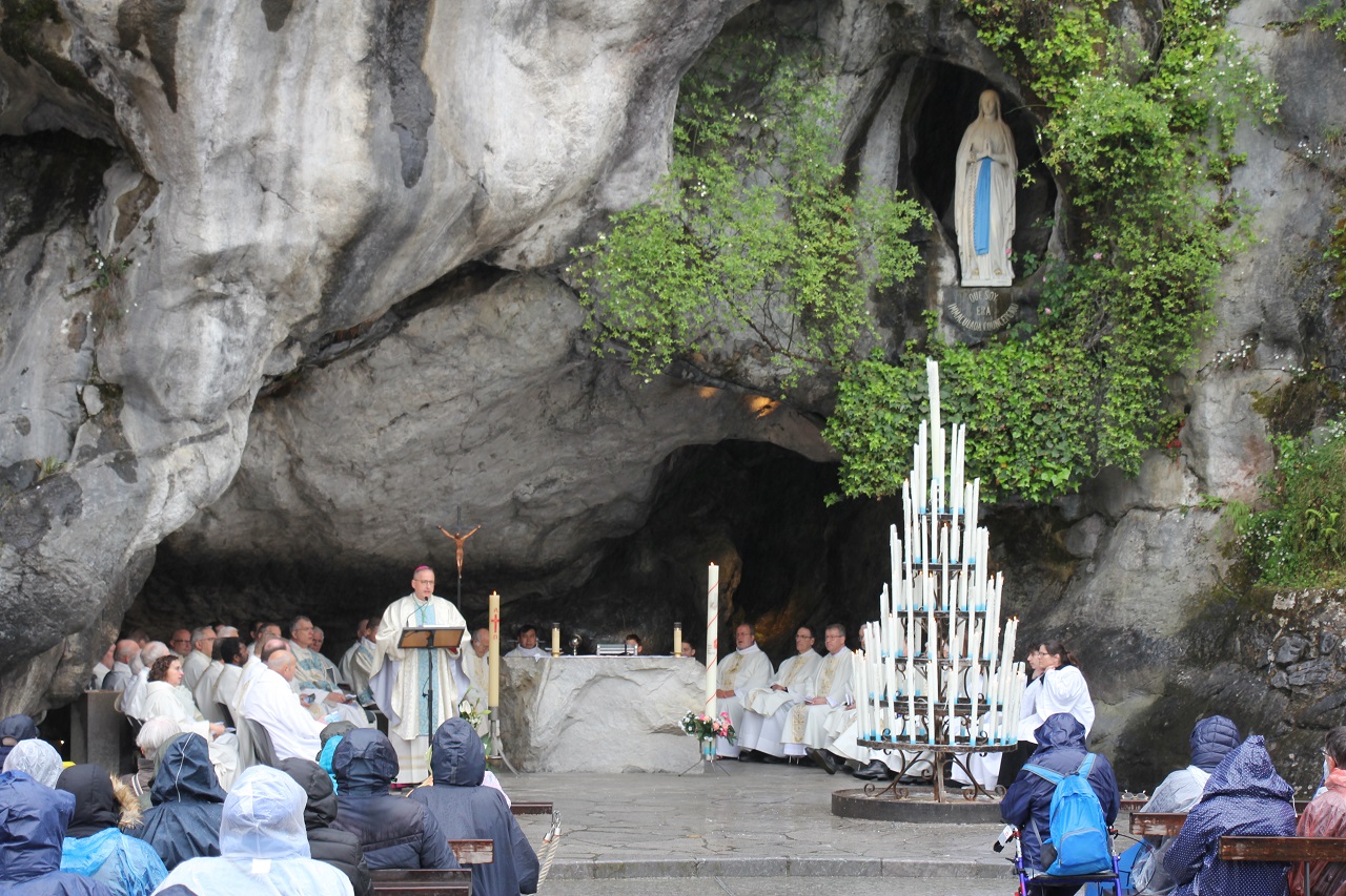 Grote groep pelgrims met mgr. Woorts in Lourdes - Aartsbisdom