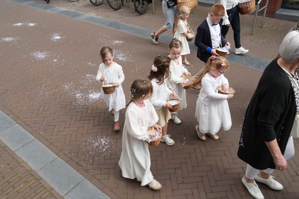 Mgr. Woorts bij Umdracht door centrum van Huissen - Aartsbisdom