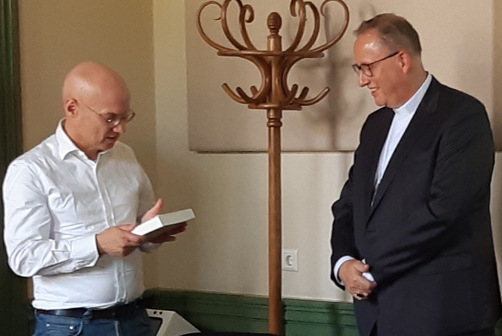 Mgr. Woorts neemt nieuw boek over parabels in ontvangst - Aartsbisdom